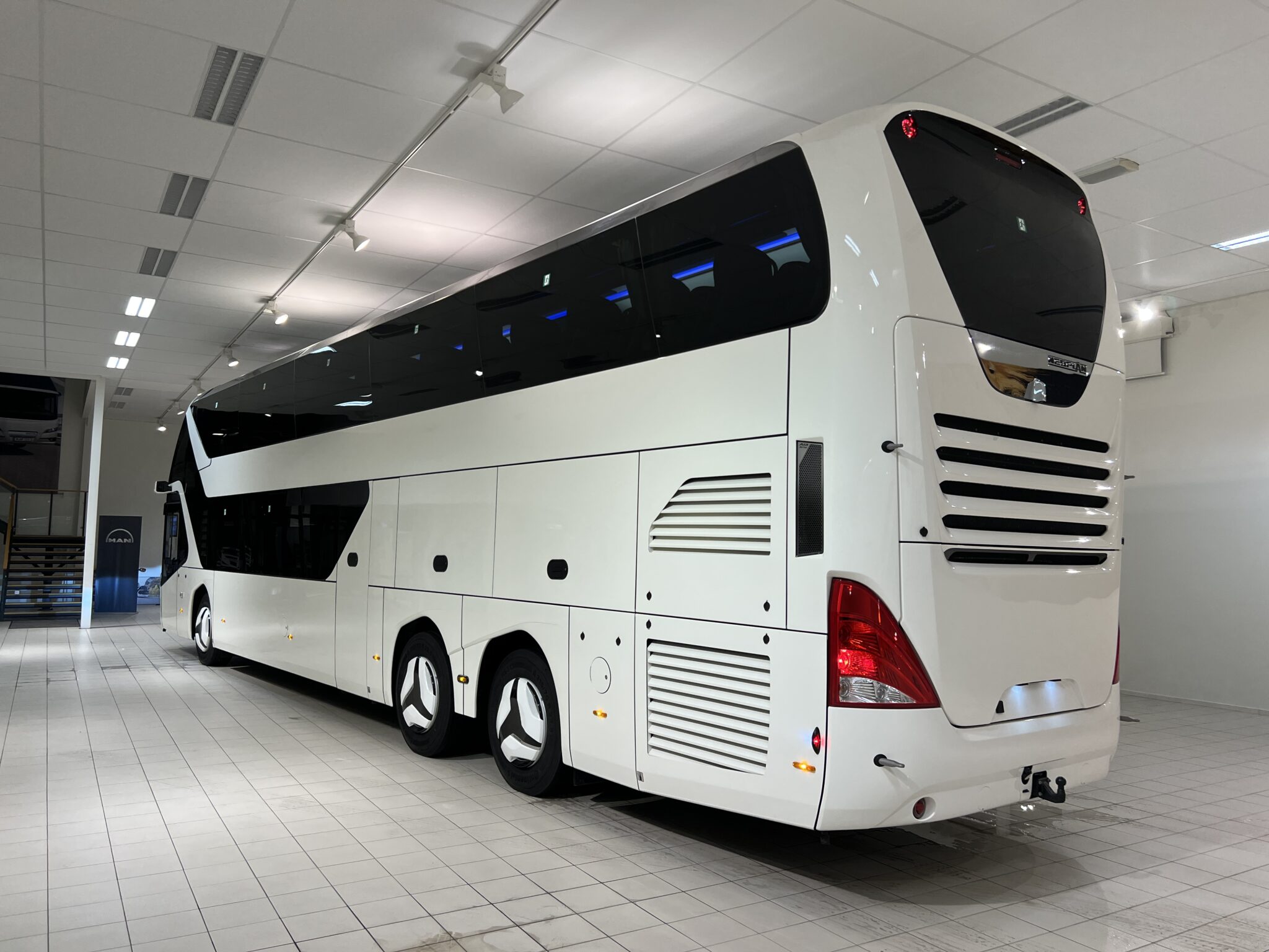 NEOPLAN SKYLINER P06 Euro 6E V.I.P / Exclusive Class (Dark Edition ...
