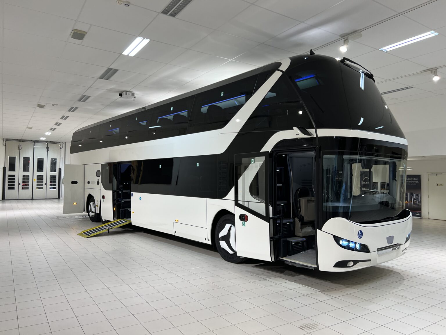NEOPLAN SKYLINER P06 Euro 6E V.I.P / Exclusive Class (Dark Edition ...