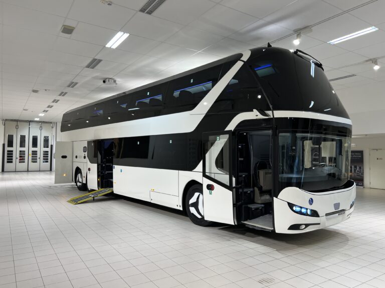 NEOPLAN SKYLINER P06 Euro 6E V.I.P / Exclusive Class (Dark Edition ...