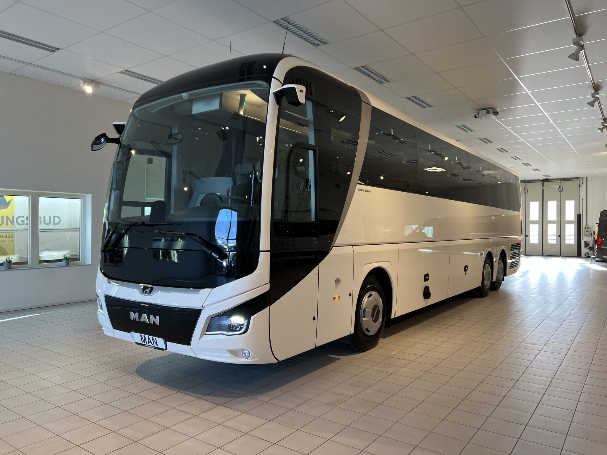 MAN Lions Coach R08 Euro 6E (Dark Edition) - Neoplan