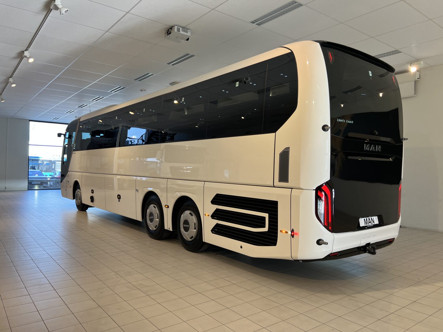 MAN Lions Coach R08 Euro 6E (Dark Edition) - Neoplan