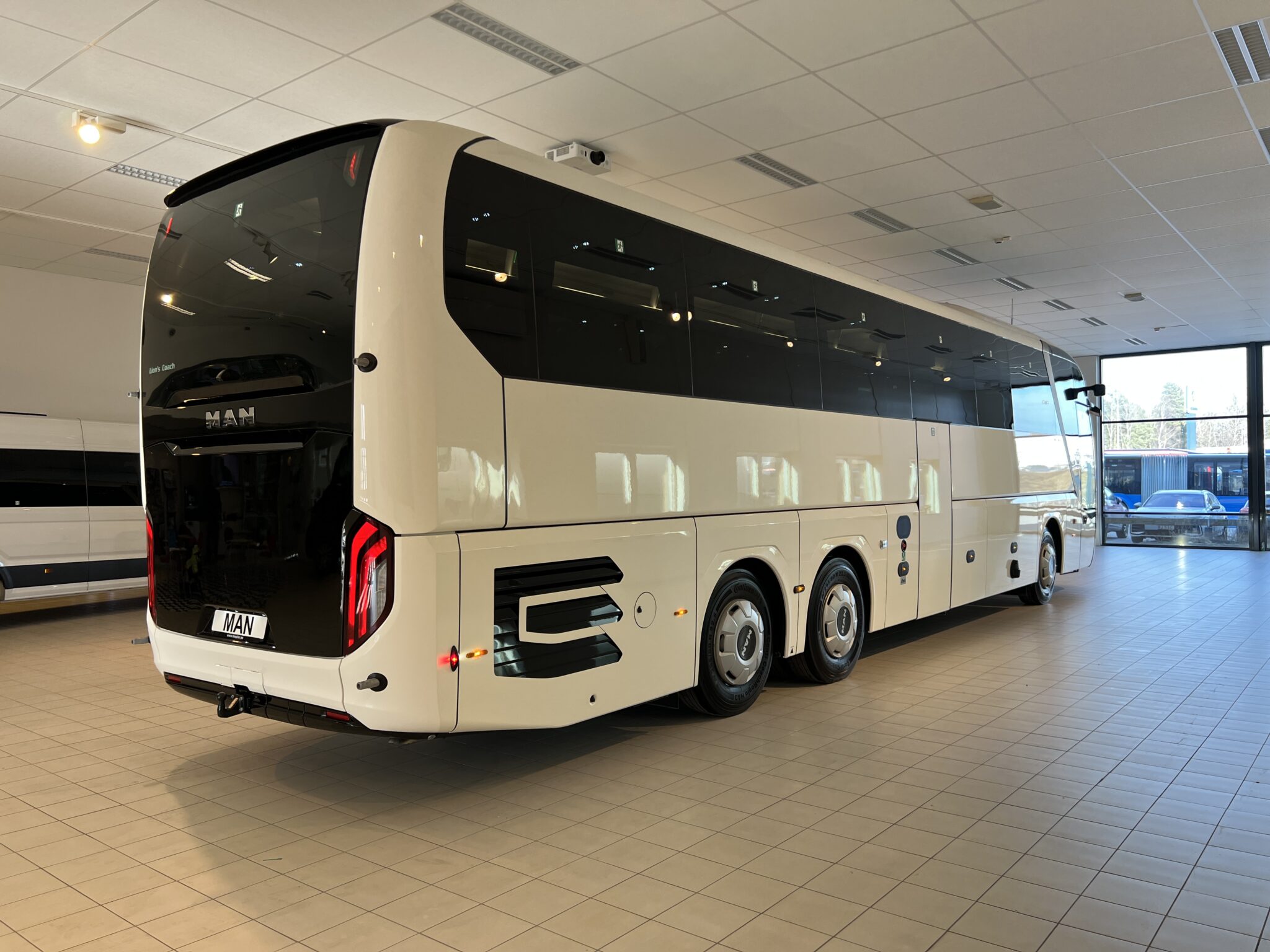 MAN Lions Coach R08 Euro 6E (Dark Edition) - Neoplan